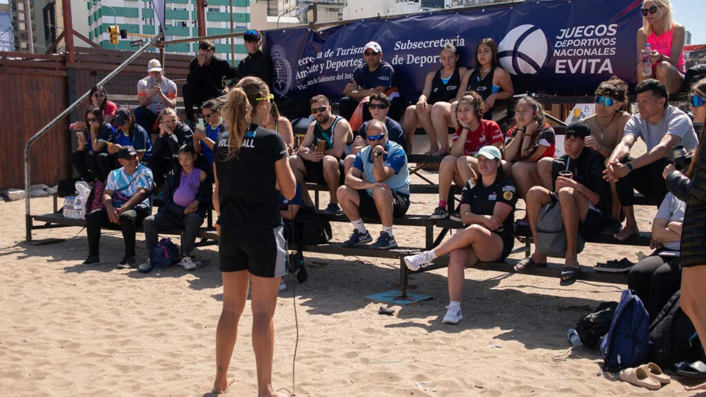 La olímpica Ana Gallay brindó una charla abierta de beach volley en Mar ...
